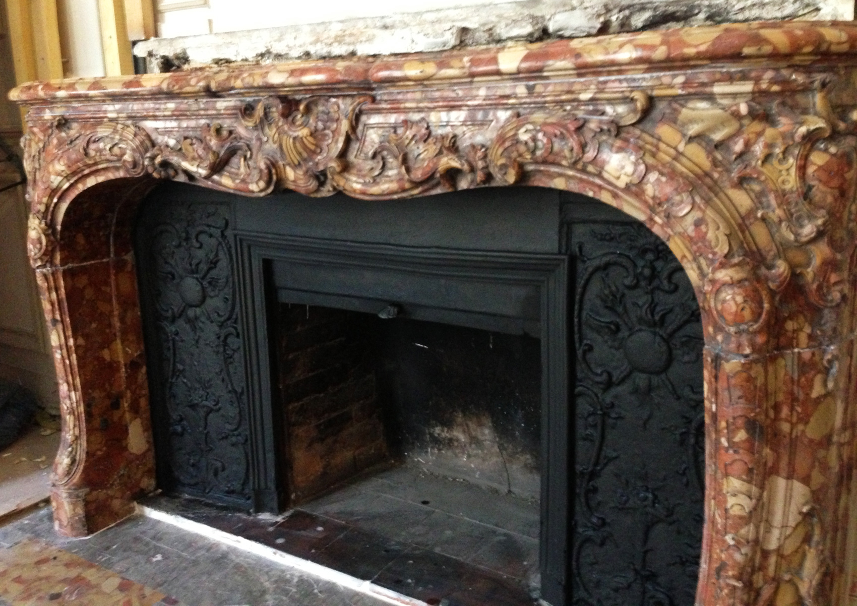 Installation de cheminée ancienne en marbre – Le Plaisir du Feu